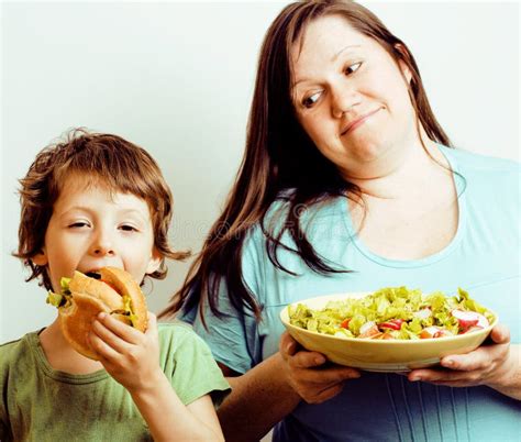 Mulher Madura Que Guarda A Salada E O Menino Bonito Pequeno Com Te Do