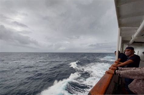 Kapal Pelni Melintasi Laut Sawu  Id