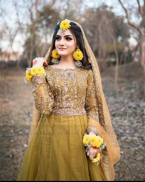 Pin By Zainab Jafar On Shadi Bride Groom Photoshoot Bride Poses
