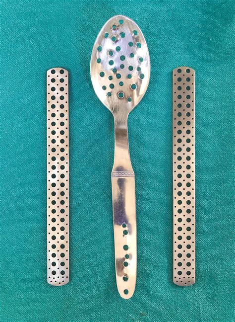 Comedone Extractor With Multiple Variable Sized Holes For Mass Comedone Extraction Jcas