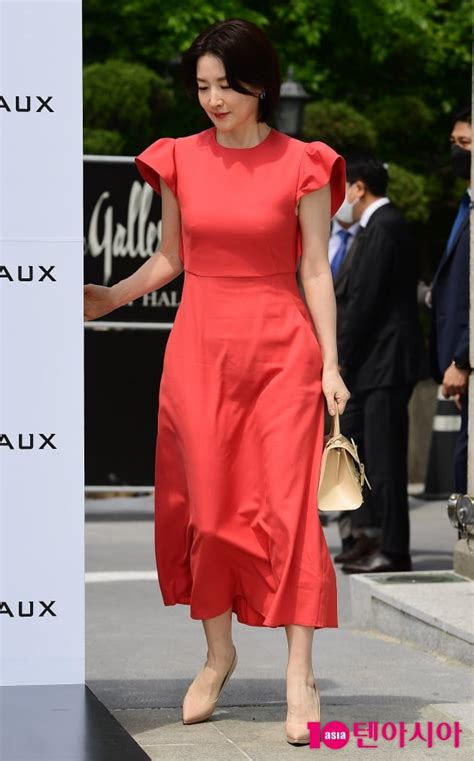 Ten 포토 이영애 우아한 발걸음 텐아시아