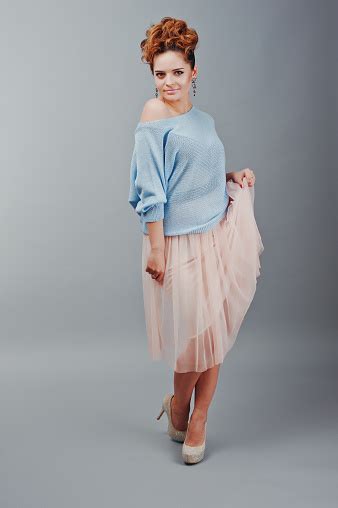 파란 블라우스와 분홍색 치마에 젊은 빨간 머리 곱슬 여자의 전체 길이 스튜디오 초상화 건강한 생활방식에 대한 스톡 사진 및 기타 이미지 건강한 생활방식 곱슬 머리