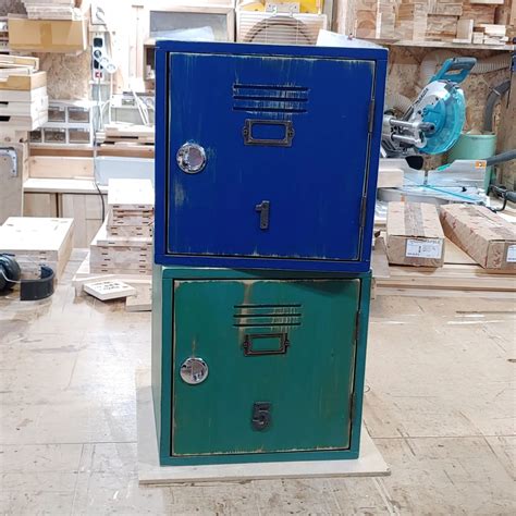 블루 그린 색상의 큐브캐비넷 입니다 빈티지한 느낌이 아주 카인드샵 나무로 만드는 상자 입니다