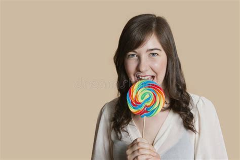 Ritratto Di Bella Giovane Donna Con La Lecca Lecca Sopra Fondo Colorato