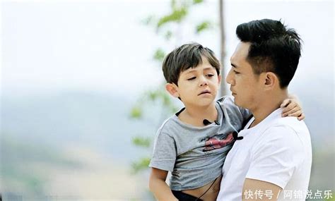 刘烨之子诺一酒吧献唱，台风稳健展露音乐才华 360娱乐，你开心就好