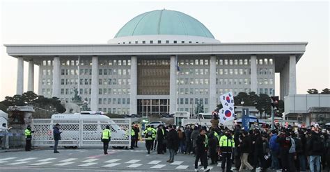 Una Multitud Se Concentra En Seúl Para Pedir El Cese Del Presidente