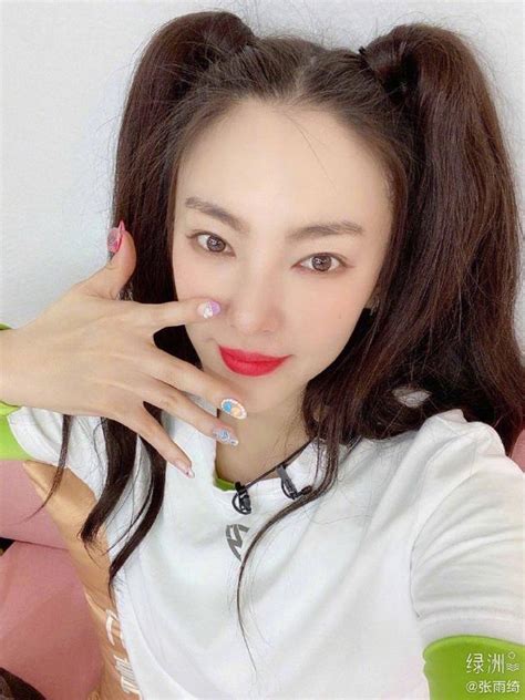 张雨绮晒自拍 扎双马尾秀美甲尽显少女心 青岛新闻网