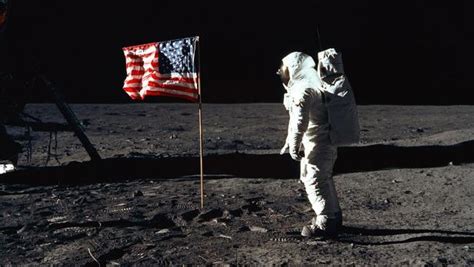 Why Arent There Stars In The Moon Landing Photos Discovery