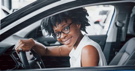 쾌활한 미소 젊은 아프리카 계 미국인 여성이 새로운 현대 자동차 안에 앉아 있습니다 사진 Unsplash의 우크라이나 이미지