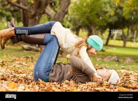 Junge Mutter Mit Ihrer Tochter Stockfotografie Alamy