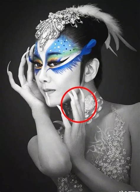 杨丽萍才是照骗？未修图手掌心比脸更吓人，网友：指甲白保养了 搜狐大视野 搜狐新闻