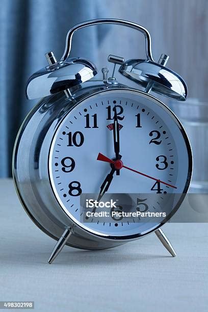 Jam Alarm Pukul Tujuh Pagi Foto Stok Unduh Gambar Sekarang 2015 Bagian Mesin Budaya