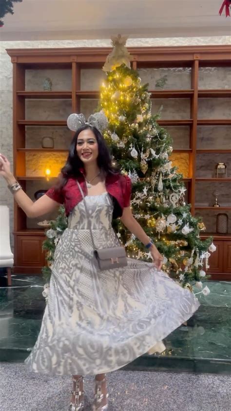 Beda Agama Dengan Suami Ini 7 Potret Diah Permatasari Rayakan Natal 25 Tahun Rumah Tangga