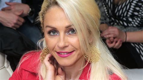 Η Μιρέλα Μανιάνι ποζάρει με κόκκινο μπικίνι και προκαλεί…καύσωνα ΦΩΤΟ