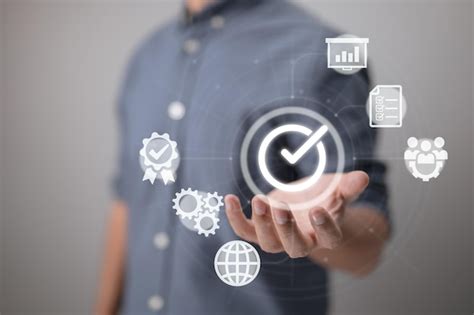 품질 보증을 통한 품질 관리 Qa 및 품질 관리 Qc 및 개선 표준화 및 인증 개념 규정 및 표준 준수 관리자와 개념 프리미엄 사진