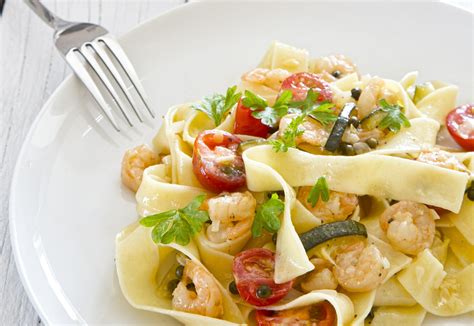Makaron pappardelle z krewetkami i zielonym pieprzem