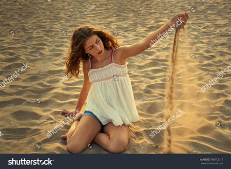 Teen Girl On Beach Playing Sand Foto Stock 766073017 Shutterstock