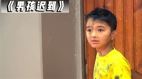 男孩天天上课迟到，衣服脏遭到同学嘲笑，老师也以为他是故意的腾讯新闻