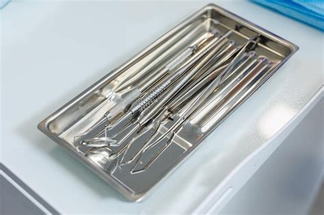 Bandeja Con Herramientas Dentales De Metal Herramientas Del Dentista