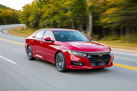 2018 Honda Accord Sport 2 0t Front Three Quarter In Motion 12 Motor Trend En Español