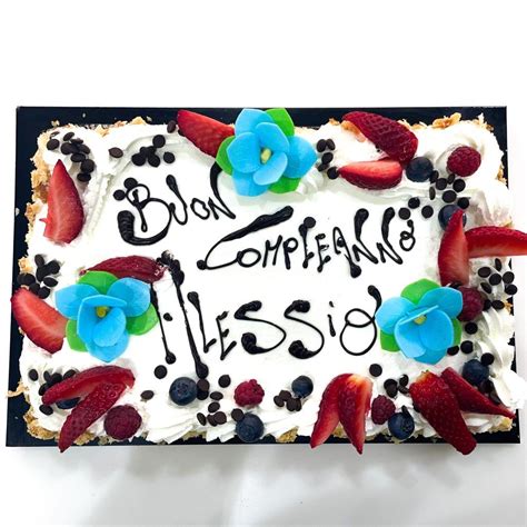 Torta Classica Di Sfoglia Cioccolato Panna Buon Compleanno Alessio