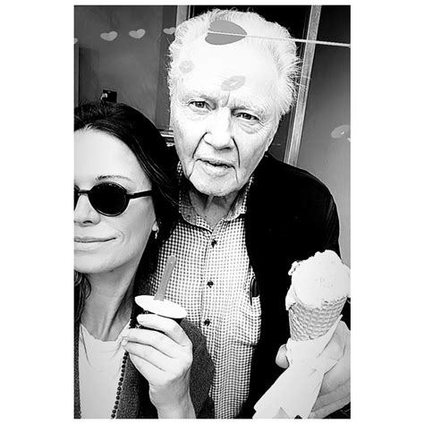 В ЦЕНТЪРА НА СОФИЯ Джон Войт ближе сладолед с колежка СНИМКА Светски Телеграф