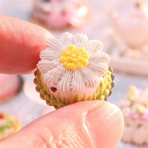 Daisy Cake The “petals” Are Hand Piped As Is The “grass” On The Sides