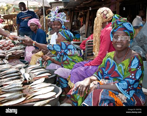 Local Gambian Women Selling Fish At Serrekunda Market The Gambia Stock