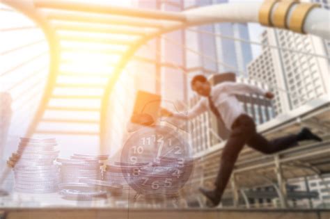 늦게 작업 하 고 동전과 비즈니스 개념에서 알람 시계에가 서 직장인의 이중 노출 개념에 대한 스톡 사진 및 기타 이미지 개념