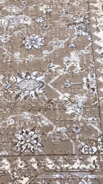 یکی از پرفروش‌ترین و کلاسیک‌ترین طرح‌های قالین‌فروشی رویال، قالین گل‌برجسته با رنگ خاص قیماقچه