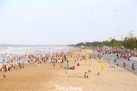 Du Khách đổ Xô đi Biển Cửa Lò