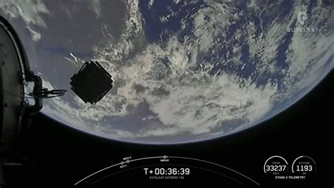 Spacex는 지상 기반 미사일인 Hotbird 13g 통신 위성을 바다에 발사했습니다