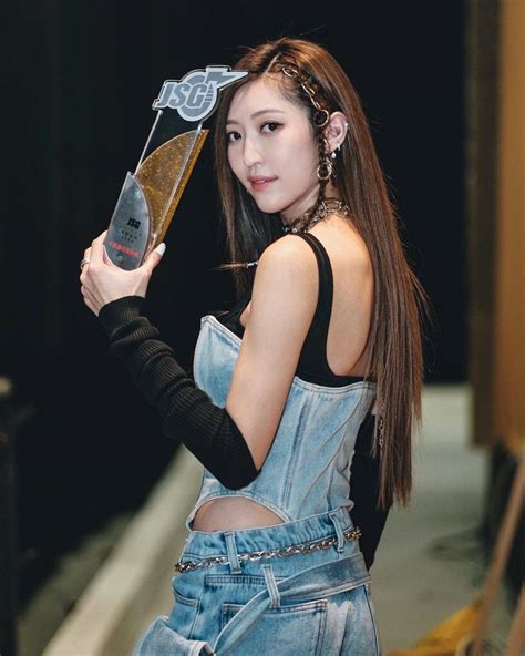 31歲前星夢小花「港版麻友」謝文欣入行12年星路平平 近日轉行做空姐 證件相曝光！ 深夜清酒梳打 大娛樂家 Fanpiece