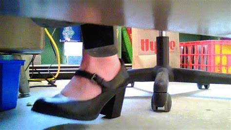 Foot Tapping Under Office Desk Foot Guard Clips Sale