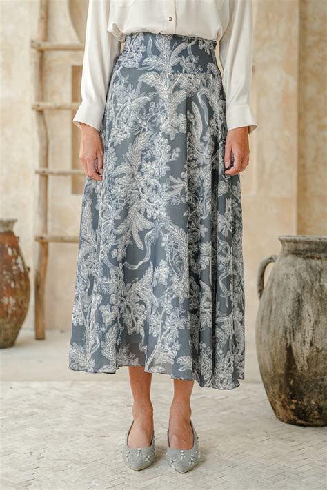 Ruby Skirt Lava Gray Wearing Klamby