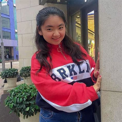 胡慧中母女參觀小紅書總部！樣貌打扮都似到十足 網民讚嘆有自信笑得甜 星島日報