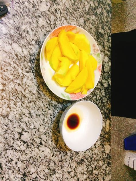 青芒果 蘸酱油青芒果蘸辣椒芒果蘸辣椒大山谷图库