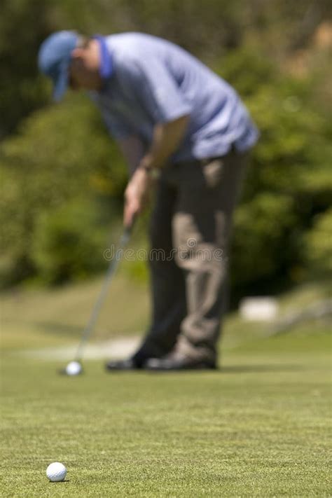 Homem A Jogar Golfe Num Campo De Golfe Verde E Bem Cuidado Imagem De Stock Imagem 9292515