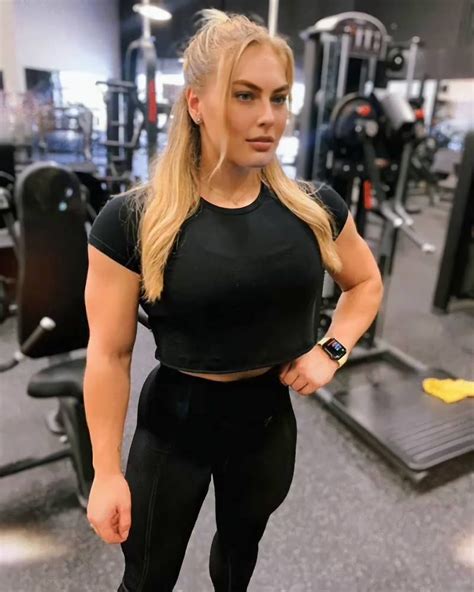 Margot Robbie Workout Pose By B61fc6fb58 On Deviantart Style Poses
