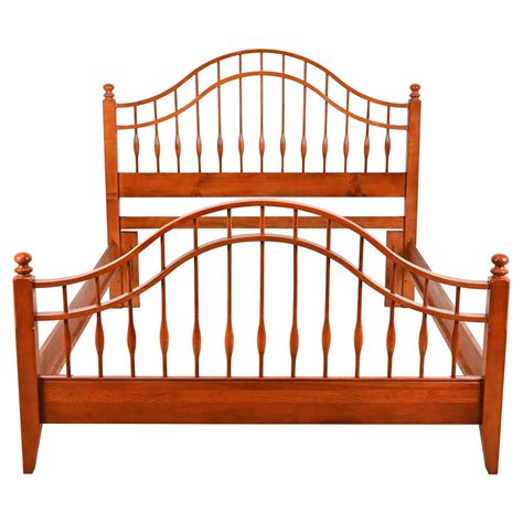 Vintage Style Spindle Queen Bed With Footboard At 1stdibs