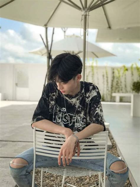 Ảnh Trai đẹp đánh Bida Thể Hiện Tinh Thần Cá Tính Mạnh Mẽ