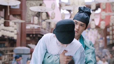 Sao Nam 37 Tuổi Bị Chỉ Trích Vì Bàn Tay động Chạm Nhạy Cảm Với Bạn Diễn