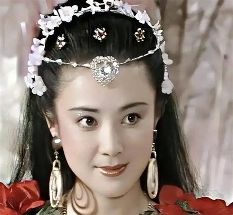 傅艺伟为李玲玉庆生，前年被爆痛失独生子，罕见露面展露笑颜