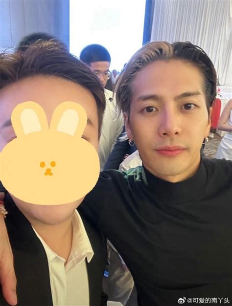 【中港台娱乐】再忙朋友还是排第一！【王嘉尔低调出席素人好友婚礼，又嗨又亲民】有求必应的合照让人羡慕