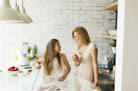 M E E Filha Na Cozinha Foto Premium