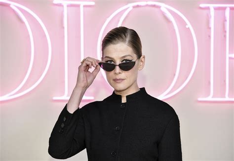 Preboha Veď Ja Mu Trhám Chlpy Z Hrude Spomínala Na Slávnu Sex Scénu S Piercom Brosnanom