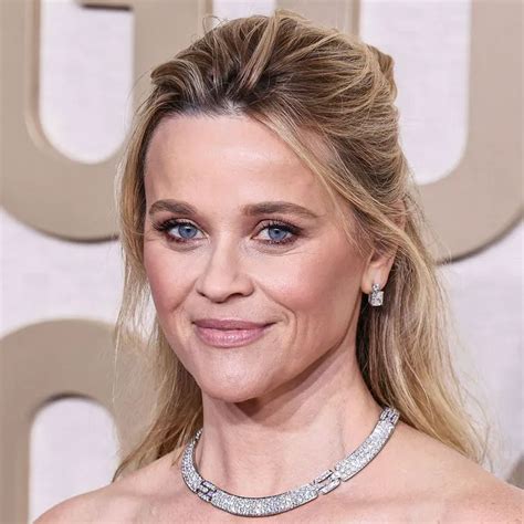 Reese Witherspoon 47 Shows Off Her Incredible Figure In A Velvet Gown