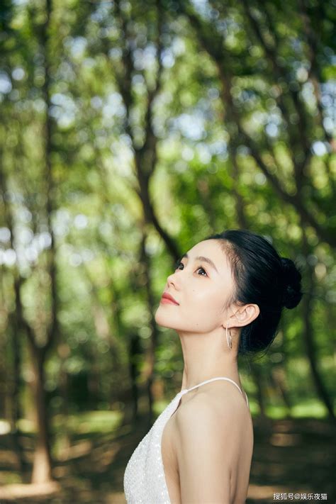 刘浩存一袭白色露背裙写真身姿轻盈眼神清澈迷人腰肢长裙气质