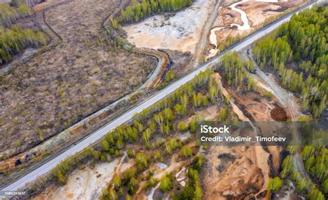 오염 된 녹슨 더러운 개울 자연 오염 개념입니다 가장자리에 얼음 조각이 있는 물 노란 시냇물의 평면도 드론에서 본 조감도 0명에 대한 스톡 사진 및 기타 이미지 Istock