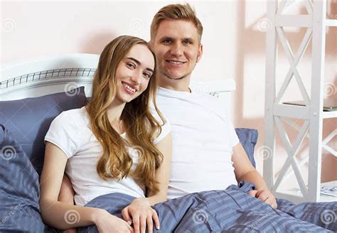 Glckliches Paar In Der Liebe Auf Morgenbett Junges Liebevolles Paar